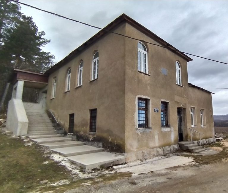 Progutan vrebački Društveni dom - Autograf.hr